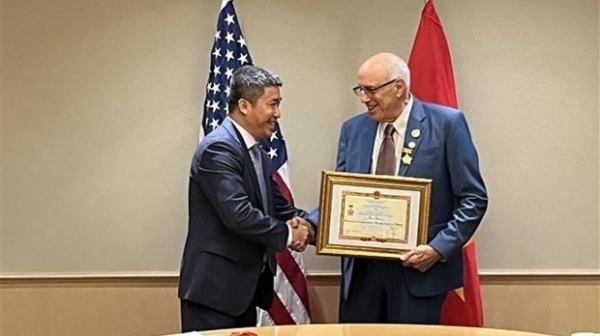 VUFO"s most noble insignias presented to US friends