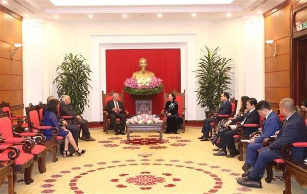 Party Politburo member Truong Thi Mai receives Cuban Trade Union leader