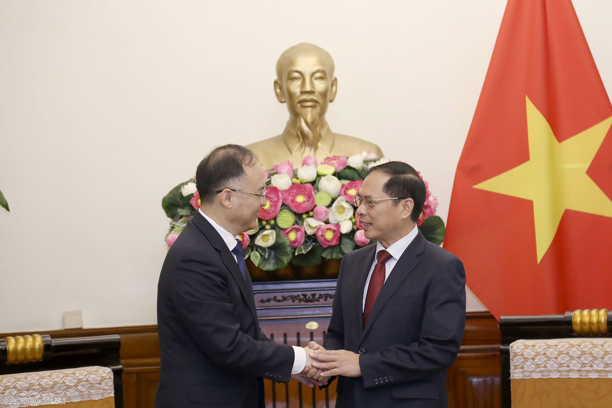 FM Bui Thanh Son receives Chinese Assistant FM Nong Rong