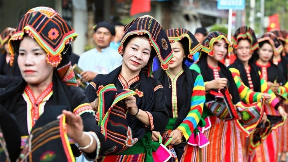 Cultural beauty of the Cong ethnic people amidst immense fog and clouds